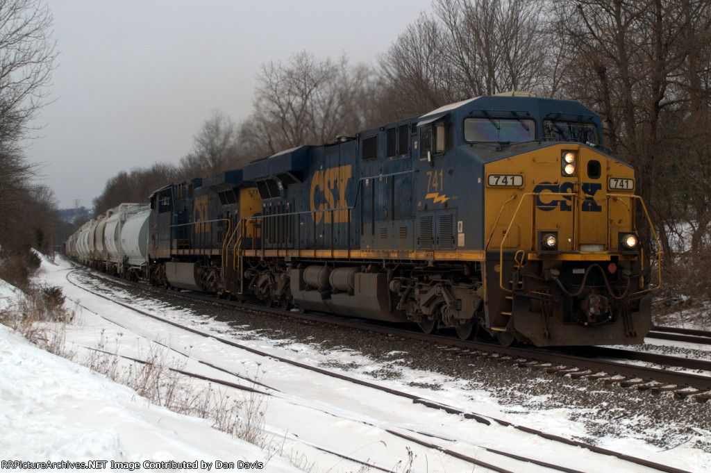 CSX ES44AH 741 leads Q438-23